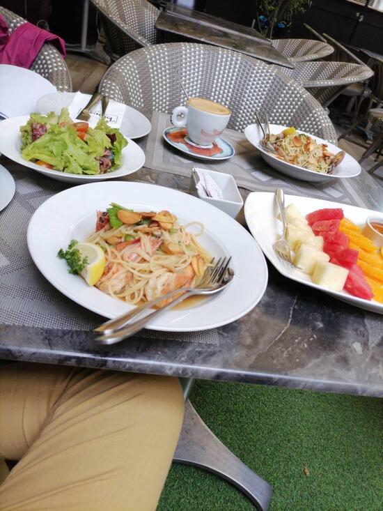 Bloom Cafe + Bar, Makati - Menú del restaurante, precios y reseñas